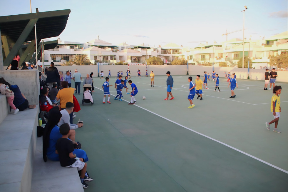 Playa Blanca estrena su rehabilitada cancha del centro del pueblo | Diario de Lanzarote